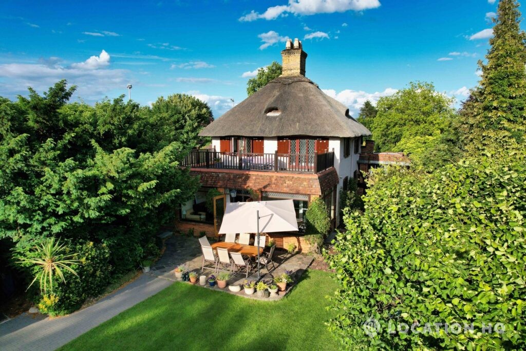 Cottage House with river-view - Location HQ